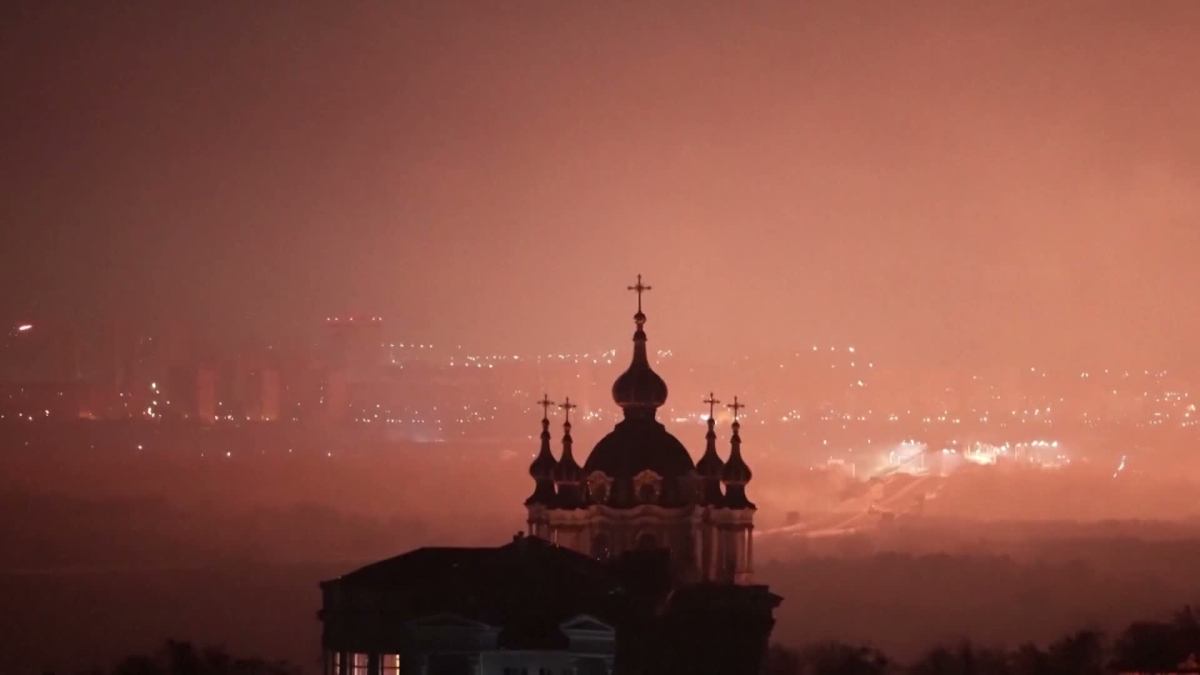 Fighting intensifies as Russia advances and Ukraine strikes | AnewZ