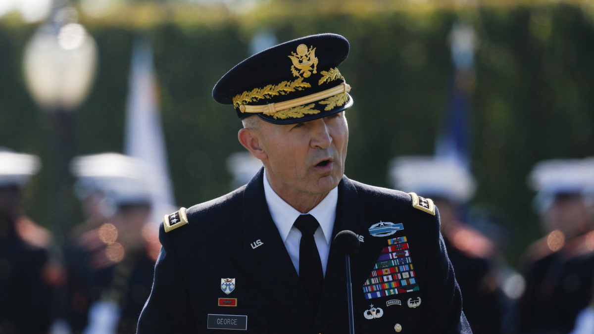 Top U.S. generals visit Ukraine to push for peace talks | AnewZ