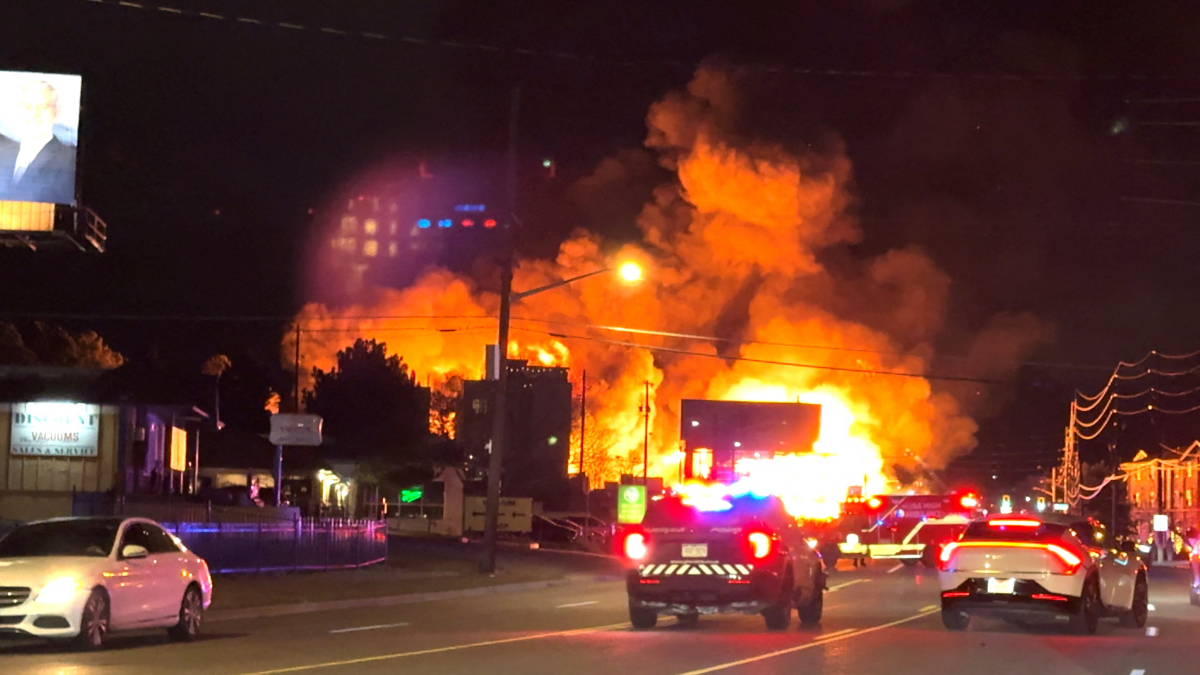 Massive fire engulfs Denver apartment complex | AnewZ