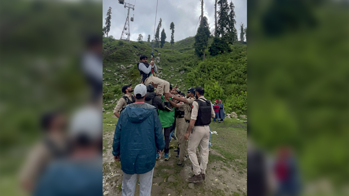 320 tourists rescued after Kashmir gondola disruption | AnewZ